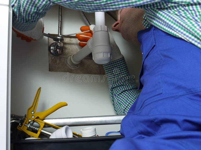 Fontanero en el trabajo imagen de archivo. Imagen de tubos - 26611783