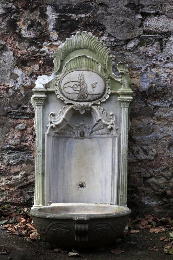 Fonte antiga imagem de stock. Imagem de obsoleto, istambul - 47011895