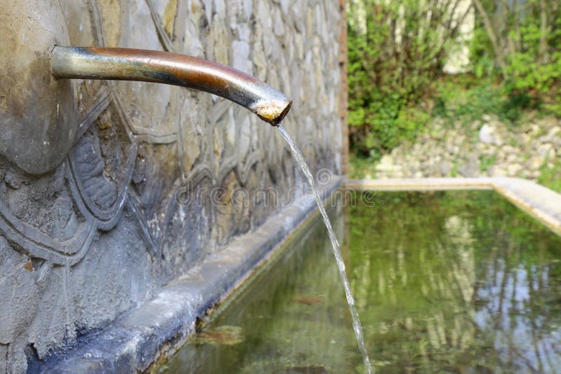 Fonte antiga foto de stock. Imagem de velho, torneira - 80632750