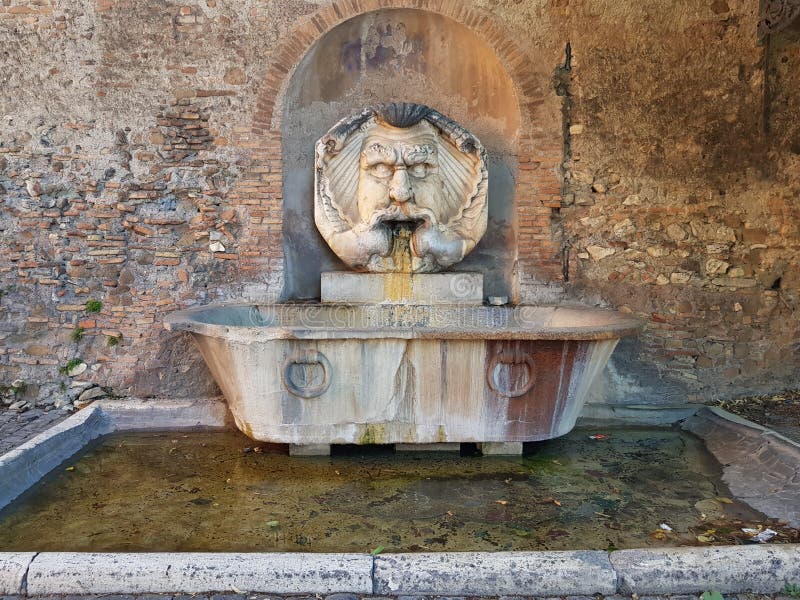 Fonte Antiga De Pedra Em Roma Imagem de Stock - Imagem de arquitetura ...