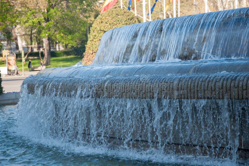 Fonte Antiga Na Espanha Madrid Fotografia Editorial - Imagem de velho ...