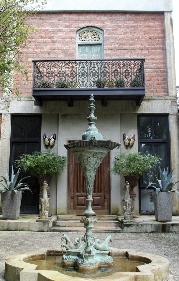 Fonte antiga na lagoa foto de stock. Imagem de colheita - 109484142