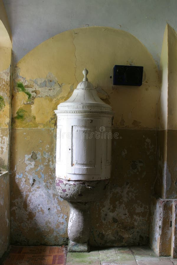 Pia batismal baptismal imagem de stock. Imagem de sagrado - 13170841