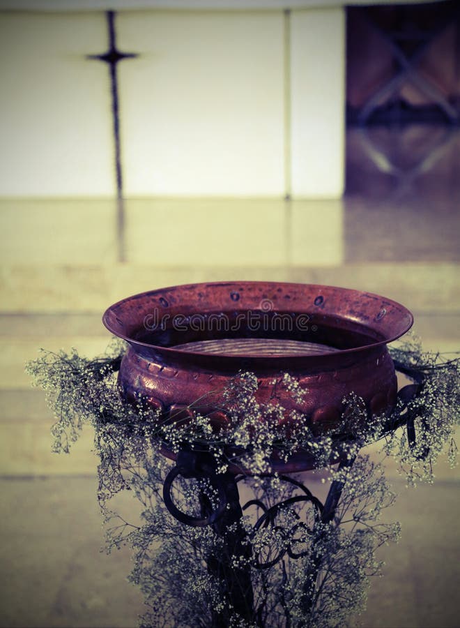 Pia Batismal Baptismal Antiga Imagem de Stock - Imagem de cristianismo ...