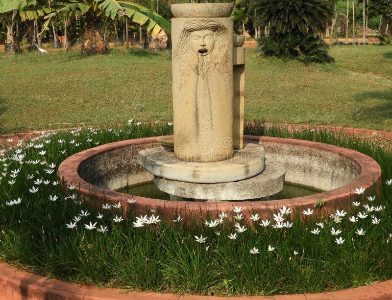 Fonte Com Flores Ao Redor Com a Boca Do Rosto Humano Aberta Imagem de ...