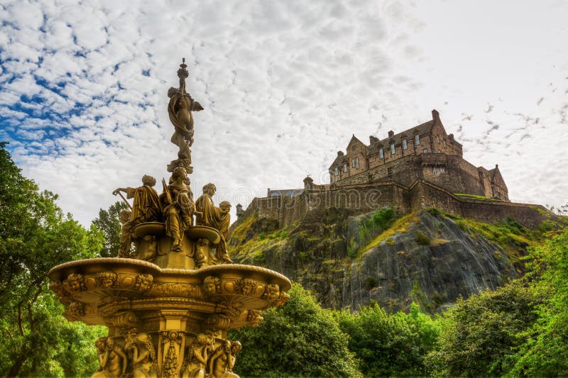 Fonte De Ross E Castelo De Edimburgo Imagem de Stock - Imagem de ...