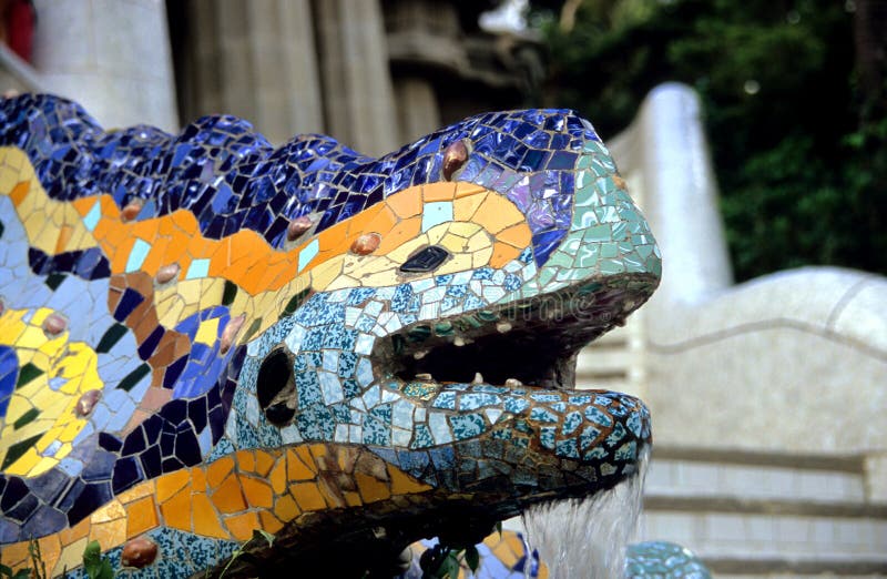 Fonte Do Lagarto De Barcelona Foto de Stock - Imagem de europa, iguana ...