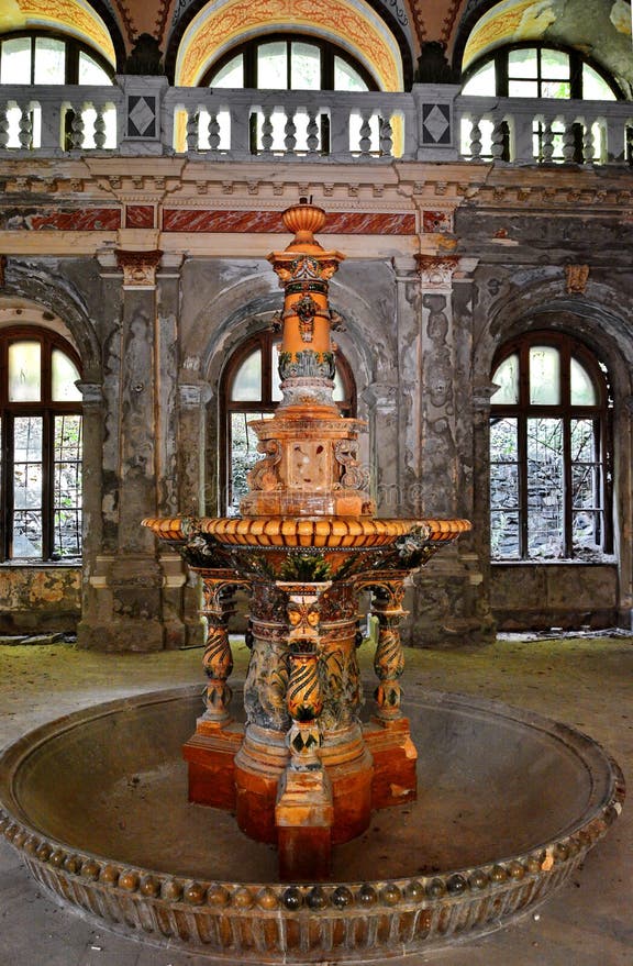 Fonte do século XIX foto de stock. Imagem de once, candelabro - 59847910