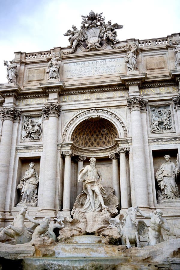 Fonte do Trevi em Roma foto de stock. Imagem de pedro - 102392038