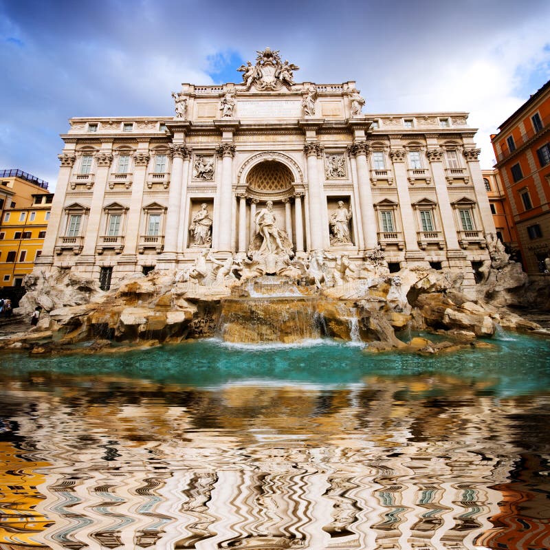 A Fonte Famosa Na Noite, Roma Do Trevi, Itália Imagem de Stock - Imagem ...