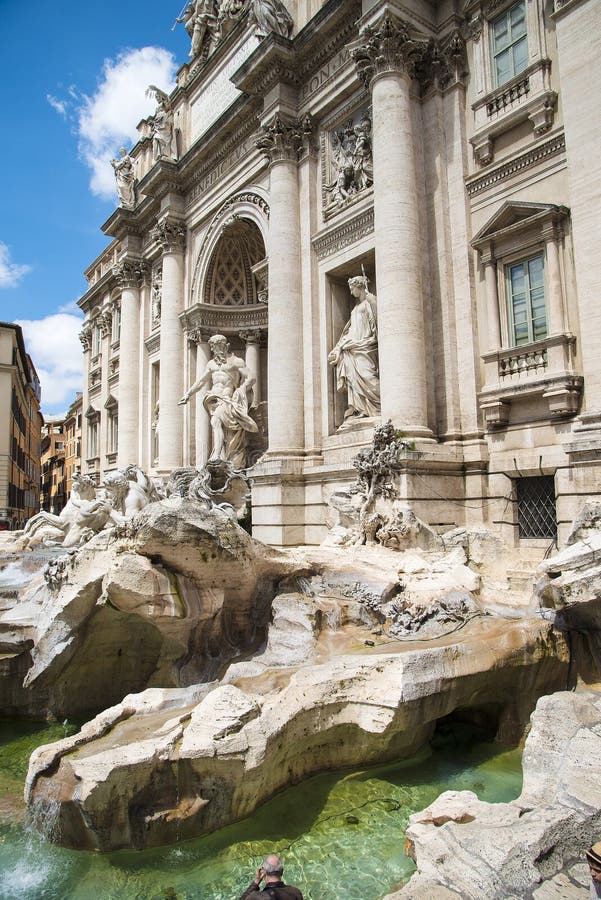 A Fonte Famosa Do Trevi Em Roma Fotografia Editorial - Imagem de fluir ...