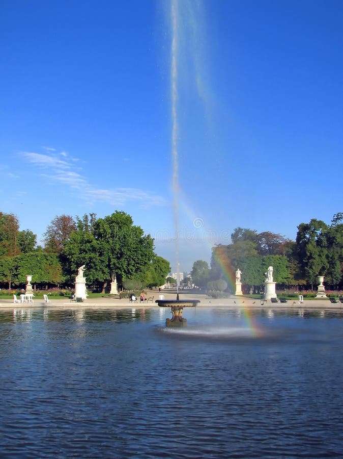 Fonte No Jardim Do Tuileries - a Paris Foto de Stock - Imagem de bacia ...