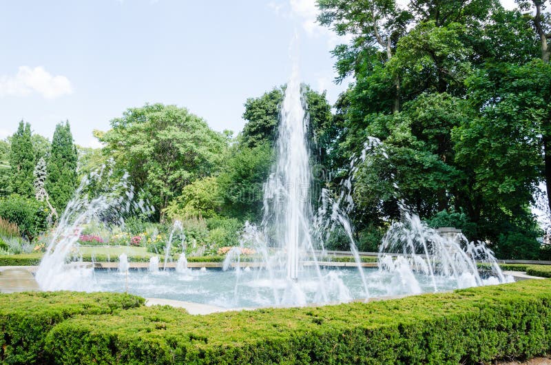 Fontein stock foto. Image of tuinman, formeel, tuin, botanisch - 25741028