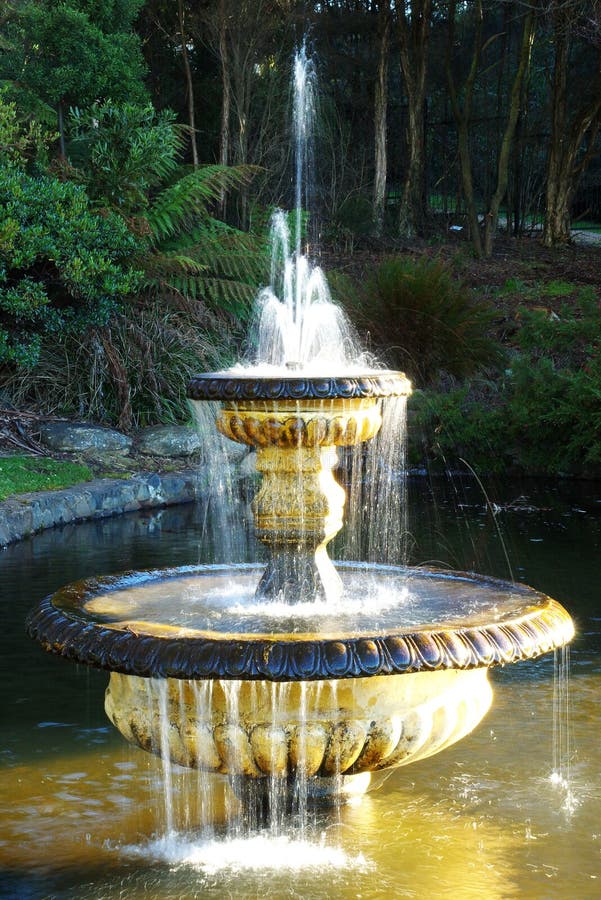 Fontein stock foto. Afbeelding bestaande uit tuin, fontein - 5608348
