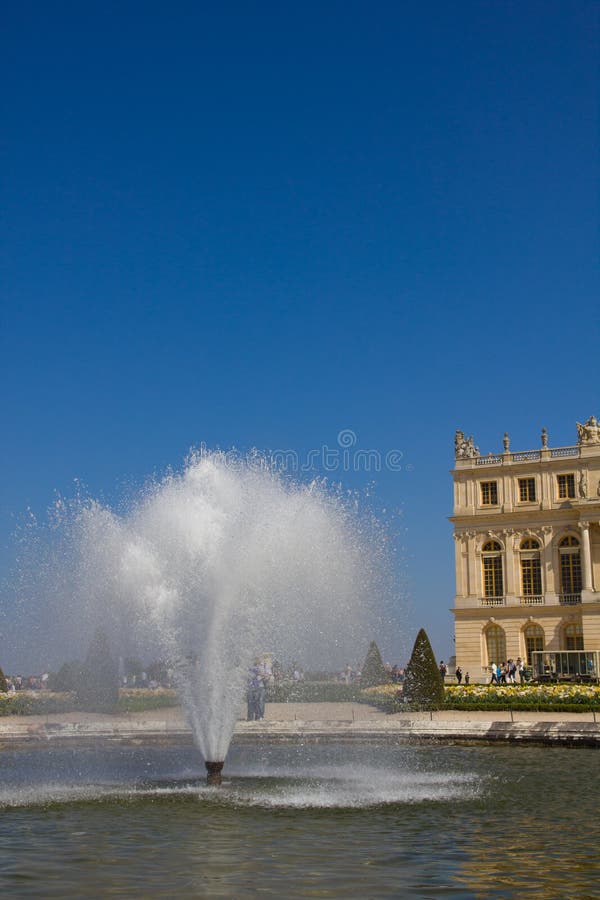 Fontein in De Tuin Van Versailles Stock Afbeelding - Image of frans, babe: 19784495