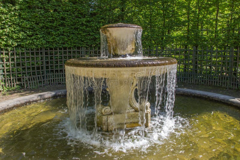 Fontein in De Tuin Van Versailles, Frankrijk Stock Afbeelding - Image of tuin, paleis: 54995819