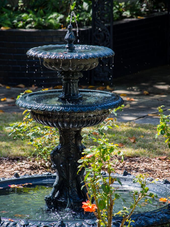 Fontein in Een Tuin, Water Het Druipen Stock Afbeelding - Image of ...