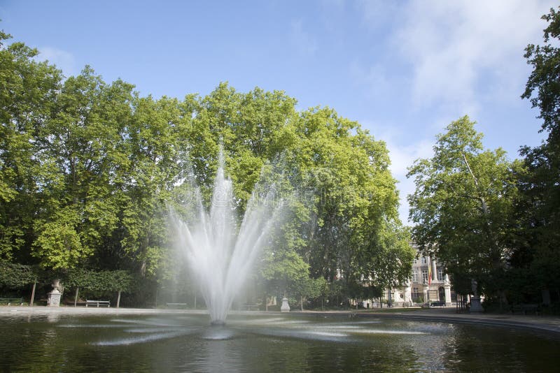 Fontein in Het Park Van Brussel - Parc DE Brussel - Warandepark Stock ...