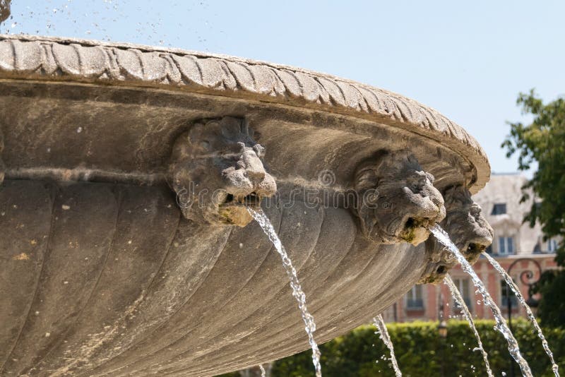 Het Detail Van De Fontein In De Plaats Des De Vogezen In Parijs Stock ...