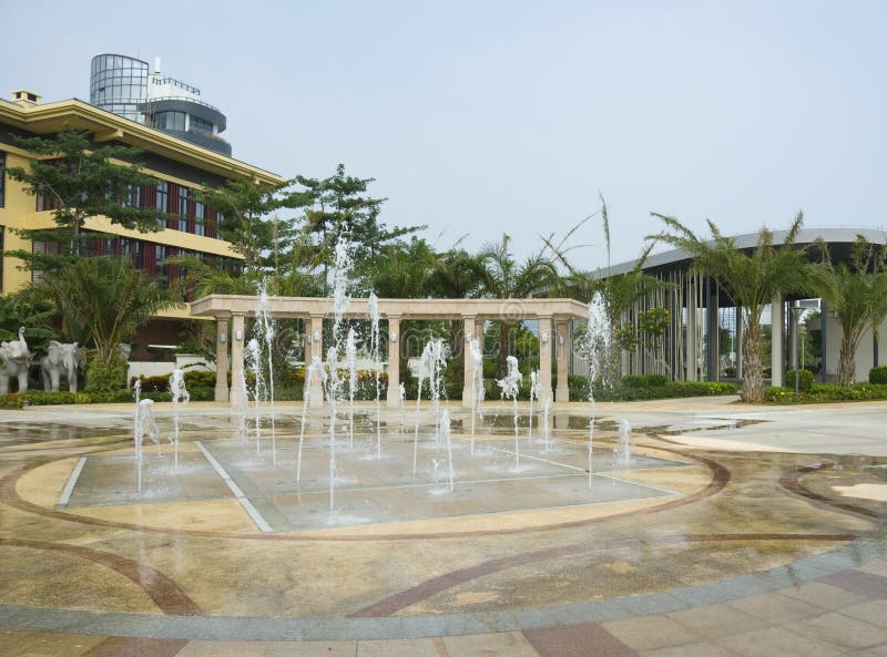 Fonteinen Boven Een Versierde Terras, Sanya Stock Foto - Image of ...