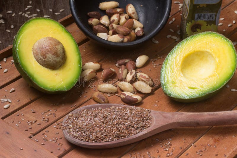 Fonti Di Omega 3 Acidi Grassi: Semi Di Lino, Avocado E Noci Immagine ...
