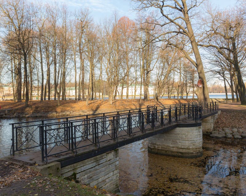 Foot Bridge in the Autumn Park Stock Photo - Image of beautiful, season ...