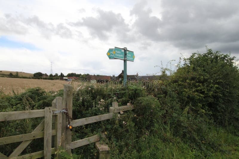 Footpath sign by gate stock image. Image of sign, farm - 98208703
