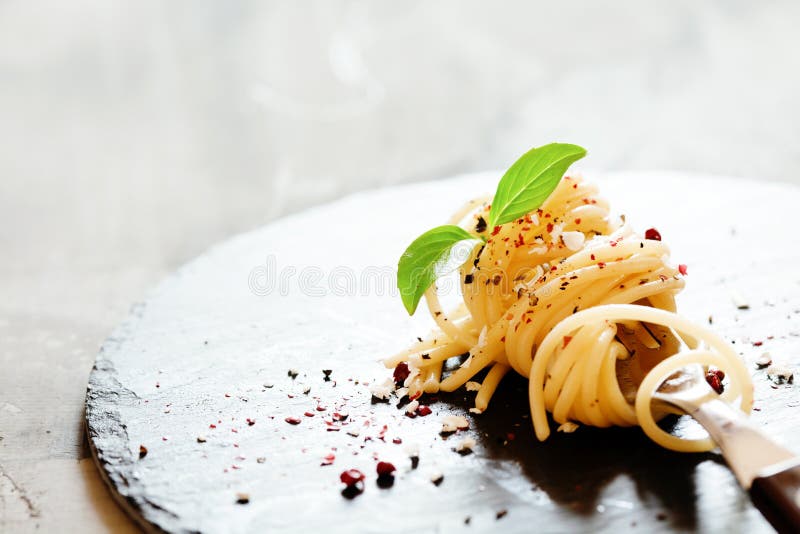 La Pasta E Le Polpette Degli Spaghetti Con Salsa Al Pomodoro E Basilico ...