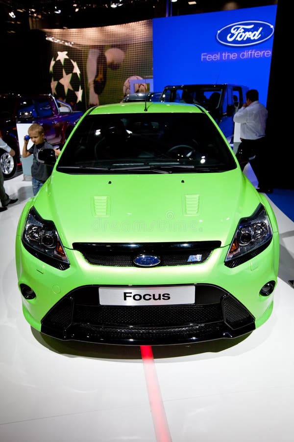 Ford Focus verde imagen editorial. Imagen de negro, velocidad - 18085440