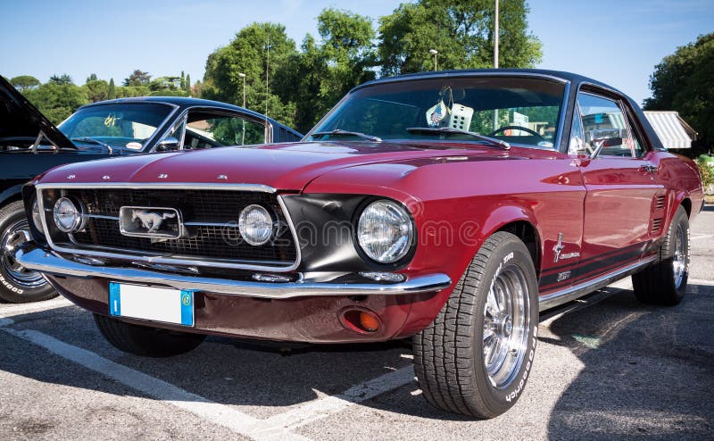 1,001 Ford Mustang Side View Stock Photos - Free & Royalty-Free Stock ...