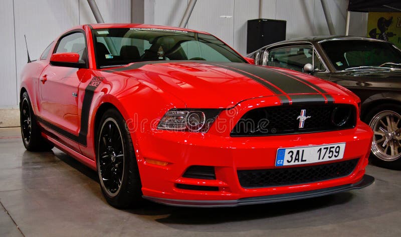 Ford Mustang rojo fotografía editorial. Imagen de controlador - 44073937