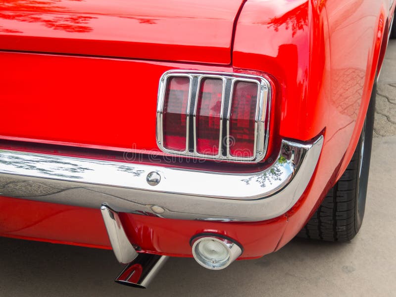 Ford Mustang - Rojo Brillante Foto de archivo - Imagen de detalles ...