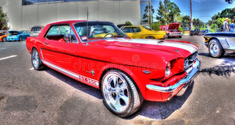 Ford Mustang rojo y blanco foto de archivo editorial. Imagen de nubes ...