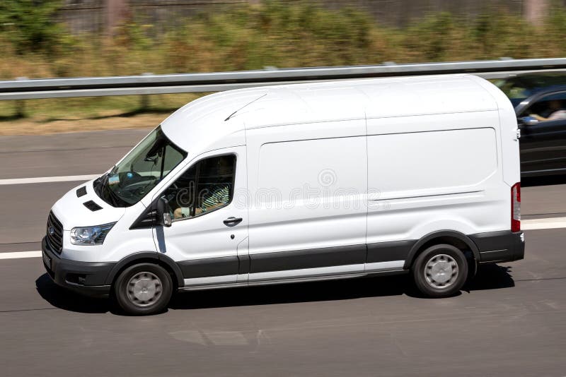 Ford Transit Van Branco Na Estrada Foto de Stock Editorial - Imagem de ...