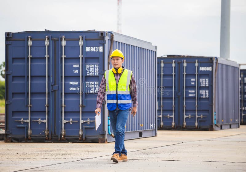 Foreman Dock Worker in Hardhat and Safety Vest Control Loading ...