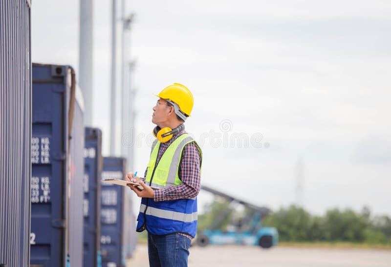 Foreman Dock Worker in Hardhat and Safety Vest Control Loading ...
