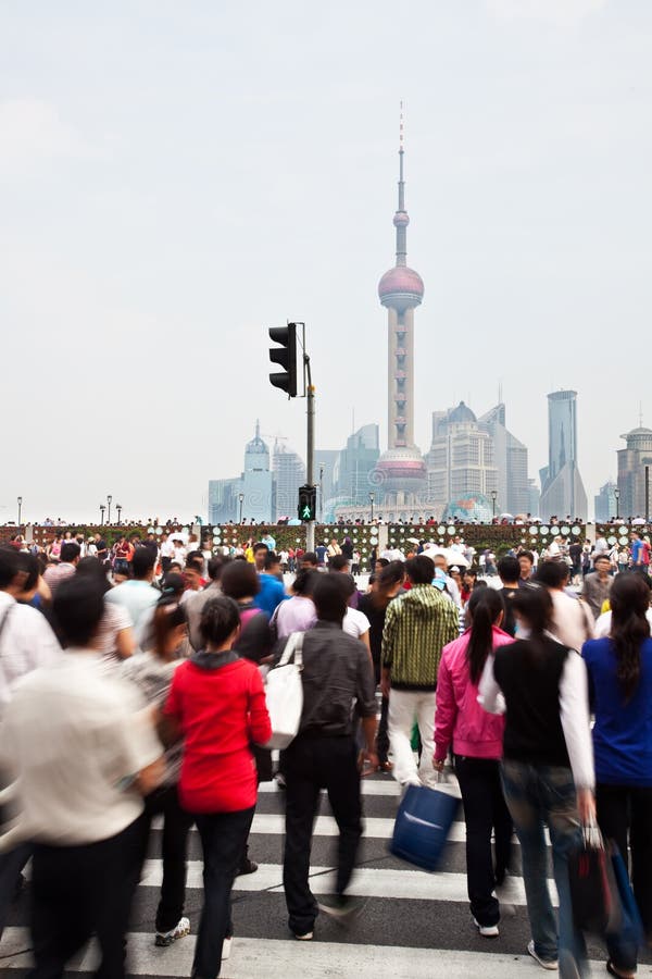 Mensen Bij Een Zebrapad in Akihabara, Tokyo Redactionele Fotografie ...