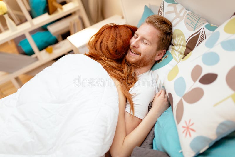 Foreplay Apasionado De Los Pares En Cama Foto de archivo - Imagen de ...