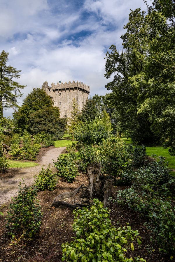 Path to the Castle stock image. Image of castle, gardens - 171050811
