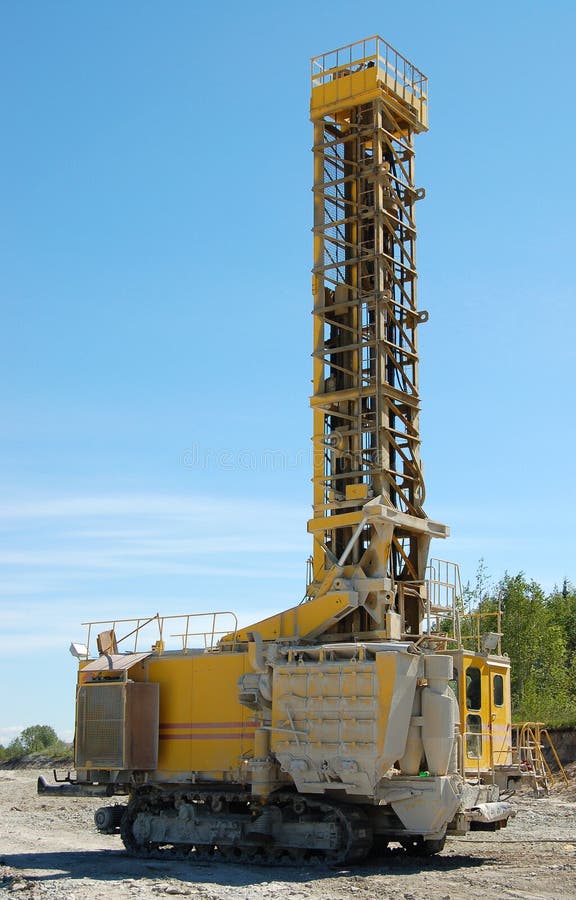 Foreuse dans l'action image stock. Image du ouvert, poussière - 12238551