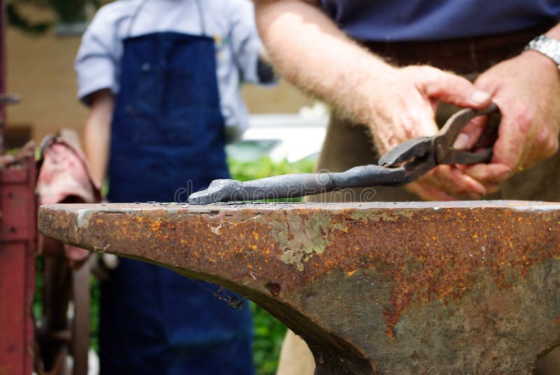 Forgeron photo stock. Image du conception, forgeron, métal - 13739944