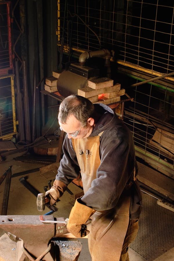 Table De Nettoyage De Forgeron Image stock - Image du outil, tablier ...