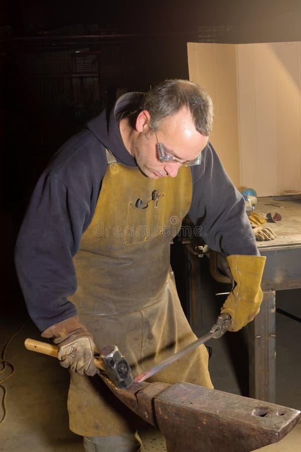 Table De Nettoyage De Forgeron Image stock - Image du outil, tablier ...