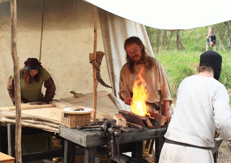 Atelier De Forgeron Médiéval Épées Et Armures à Vendre Photo stock ...