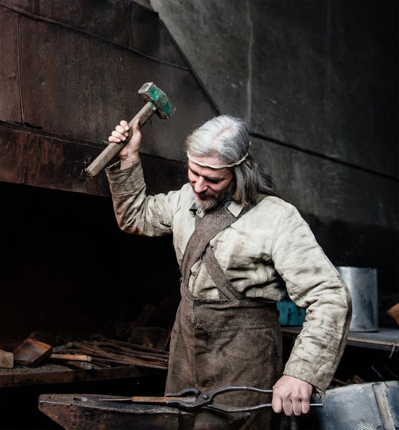 Le Forgeron Travaille Avec Un Marteau-pilon Image stock - Image du ...