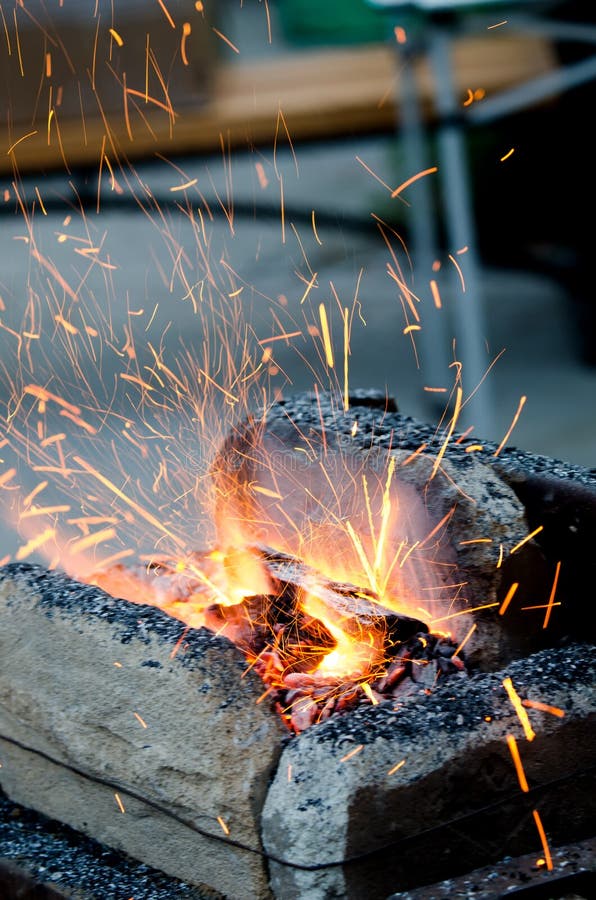 Forja imagem de stock. Imagem de preto, lenha, flama - 123395295