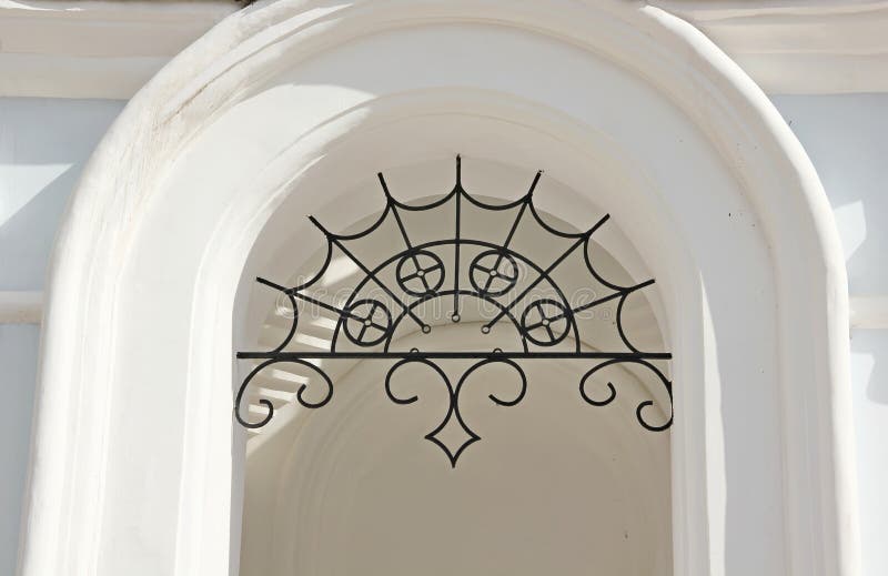 Forja De Arte, Fragmento De Una Valla Forjada En El Arco Del Edificio ...