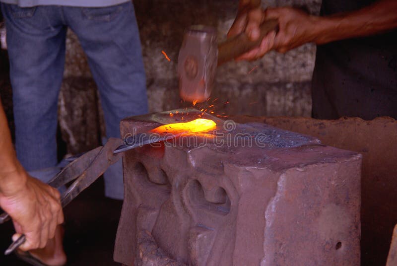 Forjador negro foto de archivo. Imagen de yunque, trabajador - 8887770