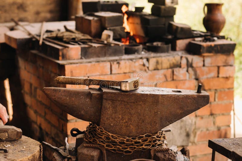 Forjar Martillo En Un Yunque De Pie En La Calle Foto de archivo ...