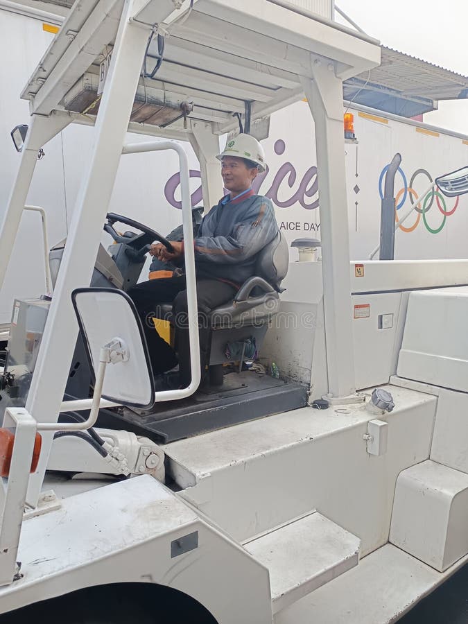 Forklift editorial stock photo. Image of operator, alat - 363472508